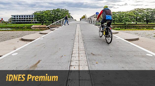 Cyklisté bourají na schodech u lávky, nové varovné čáry s puntíky budí ...