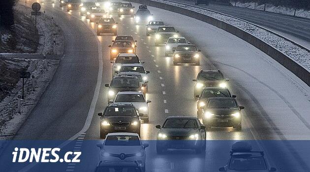 Dálnice D11 u Prahy je uzavřená kvůli bourání mostu - iDNES.cz