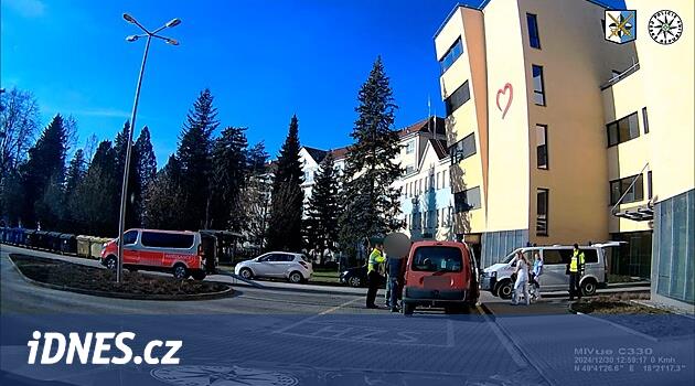 Policisté s majáky protáhli řidiče do nemocnice, vezl otce s mrtvicí - iDNES.cz