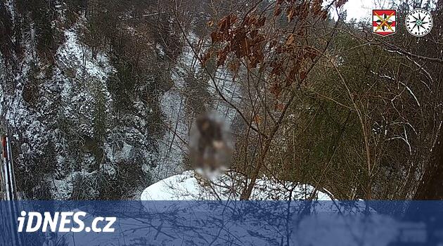 Rozrušený mladík uklouzl na kraji Macochy, v poslední chvíli se chytil ...