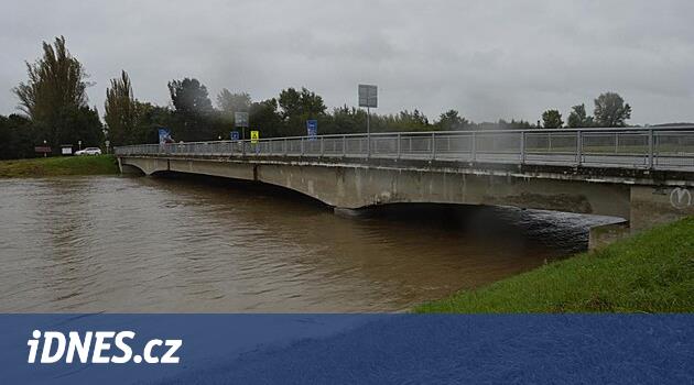Uzavírka mostu na Slovensko komplikuje život místním, řeší se bezplatná ...