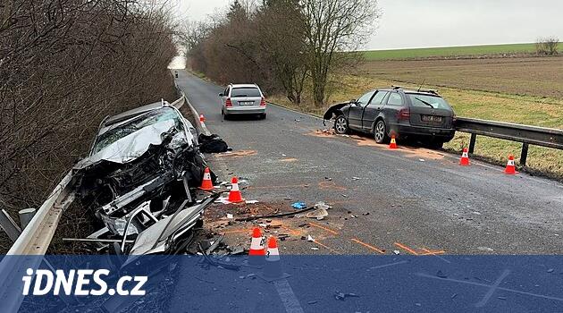 Nehoda u Nučic, právě k ní jeli policisté, kteří cestou bourali - iDNES.tv