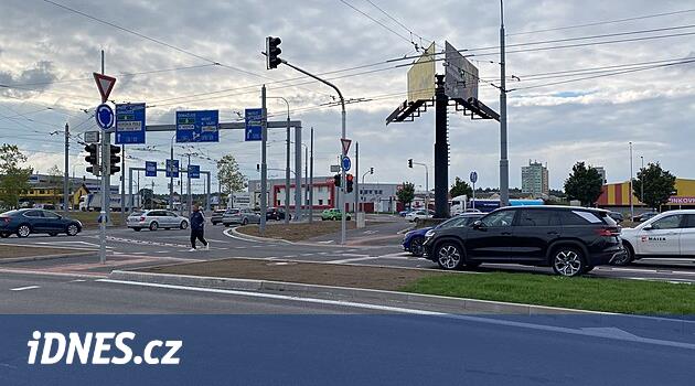 Specialisté ladí semafory na turbokřižovatce Borská pole v Plzni - iDNES.cz
