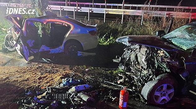 Sedm zraněných při nehodě na Olomoucku, zemřel mladistvý - iDNES.cz
