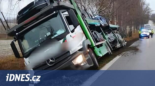 Kamion převážející auta havaroval u Libějovic, škoda je šest milionů ...