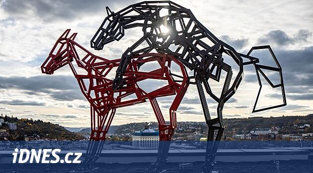 Originální socha v Praze: Šemík se páří s klisnou na střeše domu - iDNES.cz