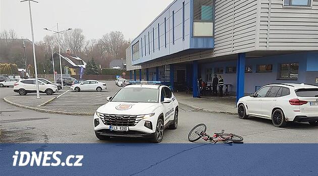 Opilý cyklista ve Valašském Meziříčí naboural vůz městské policie ...