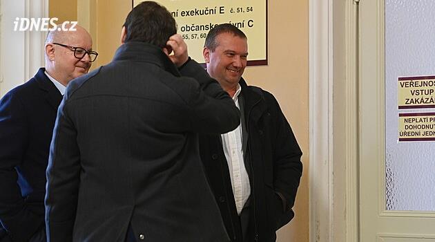 Podmínka a pokuta. Soud potrestal zástupce stavební firmy v kauze ...