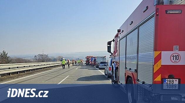 Auto na D1 vrazilo do pojízdné „šipky“ silničářů, dálnice na Ostravu stála - iDNES.cz