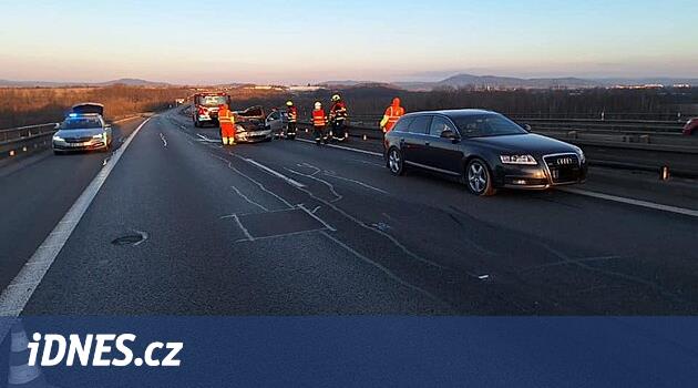 Průjezd D5 u Rokycan zkomplikovala nehoda čtyř aut, dva lidé se zranili - iDNES.cz