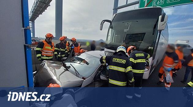 Na D1 se srazil autobus s náklaďákem a osobákem. Směr na Ostravu stál - iDNES.cz