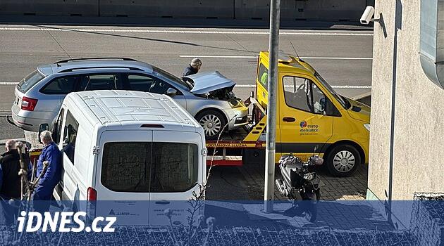 Provoz na Pražském okruhu zkomplikovala nehoda. Motorkář vyvázl se zraněním - iDNES.cz