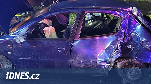 Při nehodě v Ostravě se zranilo pět mladých lidí. Vůz narazil do sloupu vedení - iDNES.cz