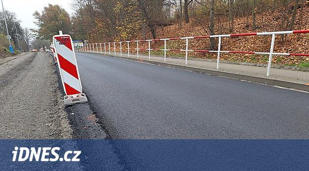 U výjezdu z Teplic silničáři obnovili práce, provoz řídí semafory ...