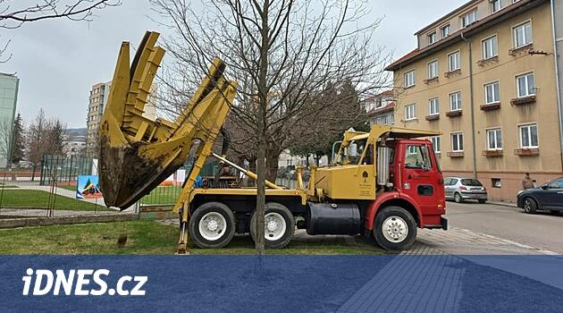 Speciální stroj „vyloupl“ habry ze země a převezl jinam. Opět je ...