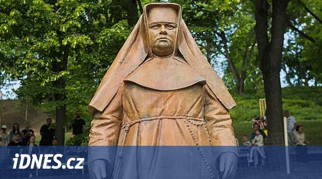 V Brně odhalili sochu řeholnice, patronkou parku se stala manželka premiéra - iDNES.cz