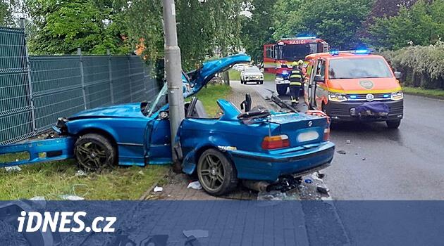 Řidič omotal auto okolo sloupu, zraněné posádce přivolal pomoc chytrý telefon - iDNES.cz