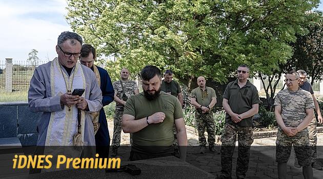 Řeckokatolická církev na Ukrajině: kněz vojákům světí zbraně - iDNES.cz