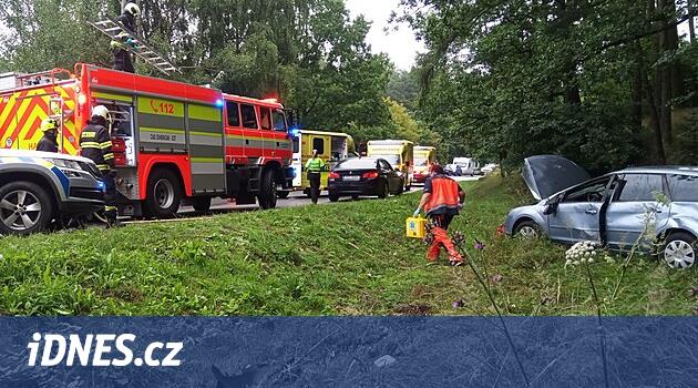 U Blatné se srazilo nákladní a osobní auto - iDNES.cz
