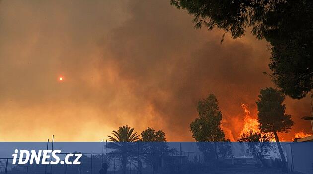 Požáry sužují jih Evropy. V Řecku evakuovali dětskou nemocnici - iDNES.cz