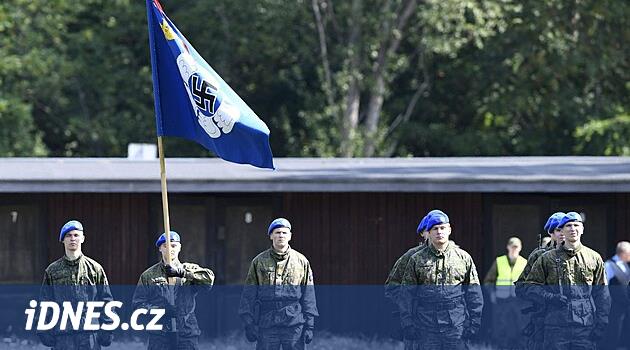 Finské letectvo maže svastiku z vlajek - iDNES.cz