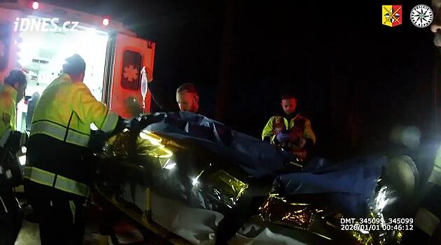 Petarda utrhla muži obě ruce, policie ukázala drastické video - iDNES.cz