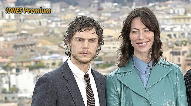 Rebecca Hallová a Evan Peters o seriálu Krása. Tlak je už i na muže ...