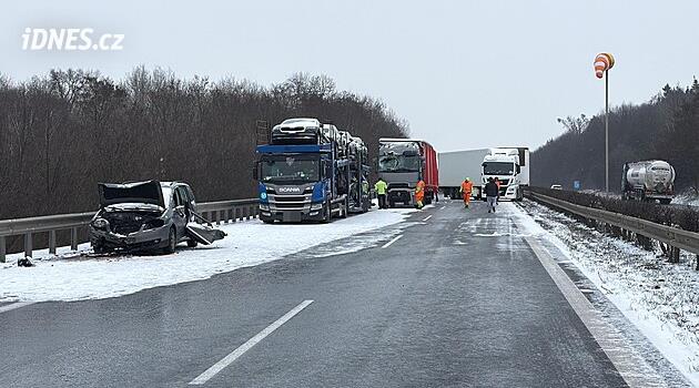 Hromadná nehoda uzavřela D8 směrem na Ústí nad Labem - iDNES.cz