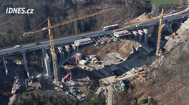 Demolice mostu Šmejkalka na D1 končí. Teď je na řadě výstavba - iDNES.cz