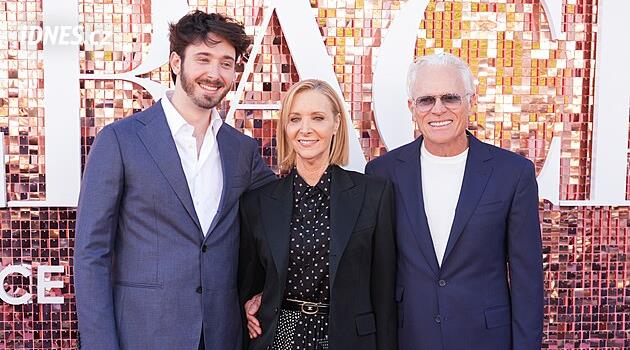 Lisa Kudrow na premiéře. Doprovodil ji syn Julian Murray Stern - iDNES.cz