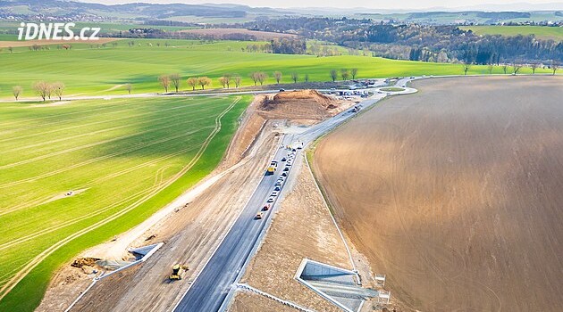 Silničáři dokončují napojení dálnice D49 u Fryštáku - iDNES.cz