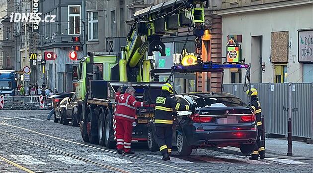 Řidič v centru Prahy narazil do zaparkovaných aut a utekl. Zablokoval i ...